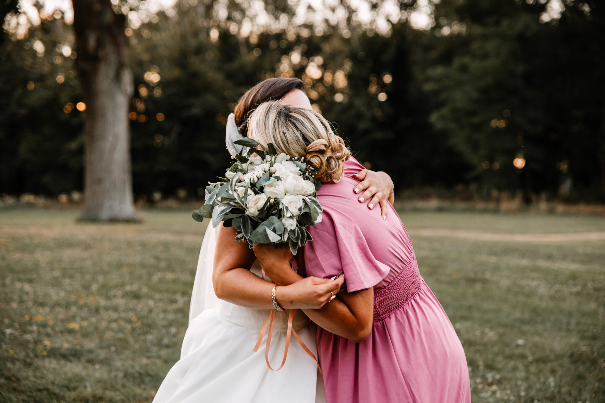 Bridal Bouquet: Origin, Meaning & 10 Unique Toss Ideas | Chateau Laverdines